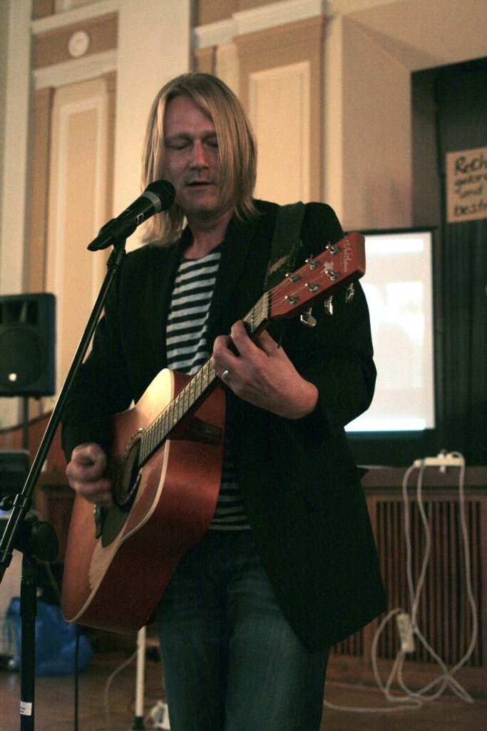 Liedermacher.Christian.Haase.spielteam.ABend.fuer.die.Straßenkids ...